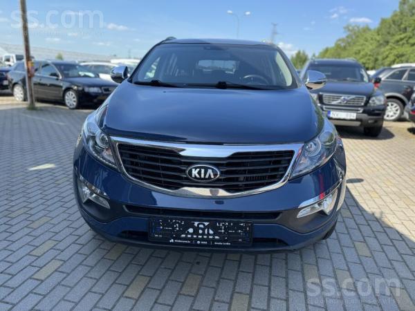Blue Kia Sportage 2013 in Talsi, with an engine capacity of 1.70 L and mileage of 204 thousand km for 10970 €, photo 3 on AUTOMOTO.COM.LV