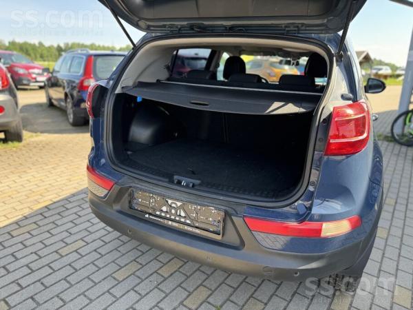 Blue Kia Sportage 2013 in Talsi, with an engine capacity of 1.70 L and mileage of 204 thousand km for 10970 €, photo 5 on AUTOMOTO.COM.LV