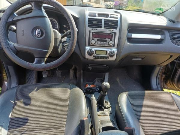 Brown Kia Sportage 2005 in Varena, with an engine capacity of 2.00 L and mileage of 230 thousand km for 2800 €, photo 2 on AUTOMOTO.COM.LV