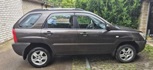 Brown Kia Sportage 2006 in Kaunas, with an engine capacity of 1.98 L and mileage of 261 thousand km for 1600 €, photo 1 on AUTOMOTO.COM.LV