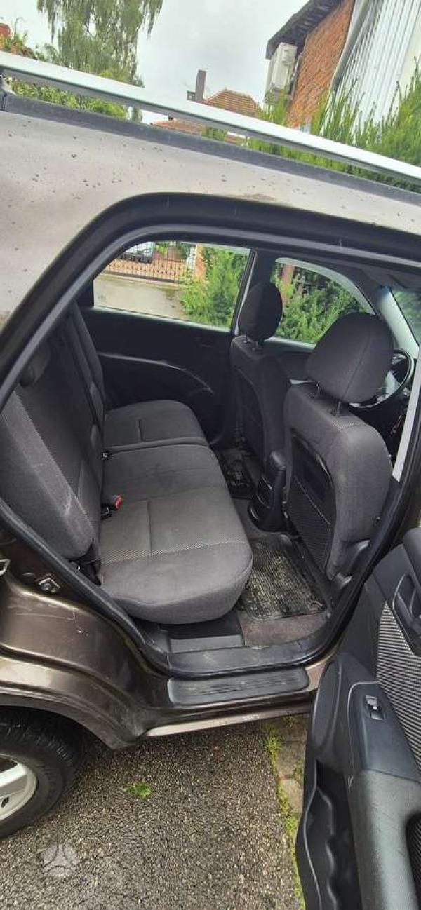 Brown Kia Sportage 2006 in Kaunas, with an engine capacity of 1.98 L and mileage of 261 thousand km for 1600 €, photo 6 on AUTOMOTO.COM.LV