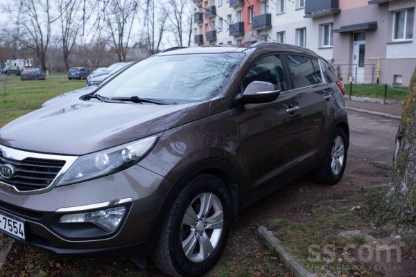 Brown Kia Sportage 2011 in Liepaja, with an engine capacity of 1.60 L and mileage of 212 thousand km for 6200 €, photo 3 on AUTOMOTO.COM.LV