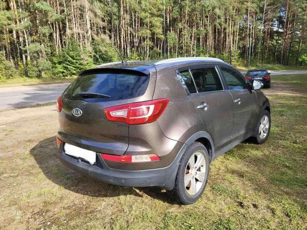 Brown Kia Sportage 2011 in Vilnius, with an engine capacity of 1.69 L and mileage of 245 thousand km for 6200 €, photo 3 on AUTOMOTO.COM.LV