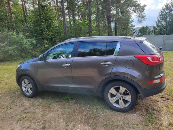 Brown Kia Sportage 2011 in Vilnius, with an engine capacity of 1.69 L and mileage of 245 thousand km for 6200 €, photo 4 on AUTOMOTO.COM.LV