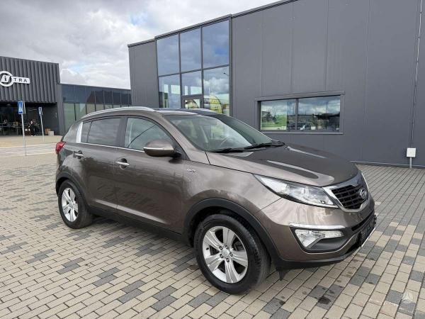Brown Kia Sportage 2011 in Siauliai, with an engine capacity of 2.00 L and mileage of 198 thousand km for 6200 €, photo 1 on AUTOMOTO.COM.LV