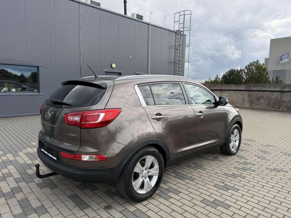 Brown Kia Sportage 2011 in Siauliai, with an engine capacity of 2.00 L and mileage of 198 thousand km for 6200 €, photo 3 on AUTOMOTO.COM.LV
