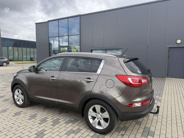 Brown Kia Sportage 2011 in Siauliai, with an engine capacity of 2.00 L and mileage of 198 thousand km for 6200 €, photo 5 on AUTOMOTO.COM.LV