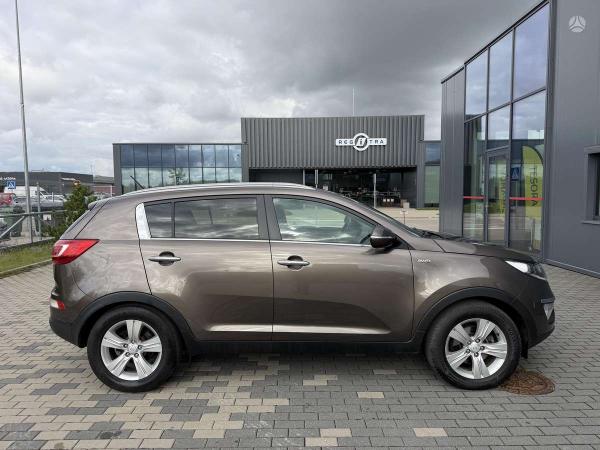 Brown Kia Sportage 2011 in Siauliai, with an engine capacity of 2.00 L and mileage of 198 thousand km for 6200 €, photo 9 on AUTOMOTO.COM.LV