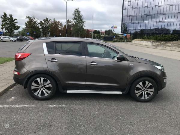 Brown Kia Sportage 2012 in Vilnius, with an engine capacity of 2.00 L and mileage of 190 thousand km for 8300 €, photo 3 on AUTOMOTO.COM.LV