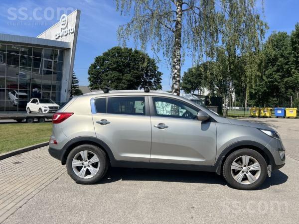 Brown Kia Sportage 2013 in Riga, with an engine capacity of 1.70 L and mileage of 162 thousand km for 5900 €, photo 3 on AUTOMOTO.COM.LV