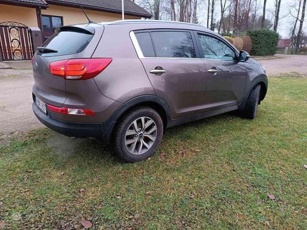Brown Kia Sportage 2014 in Silute, with an engine capacity of 2.00 L and mileage of 127 thousand km for 8150 €, photo 3 on AUTOMOTO.COM.LV