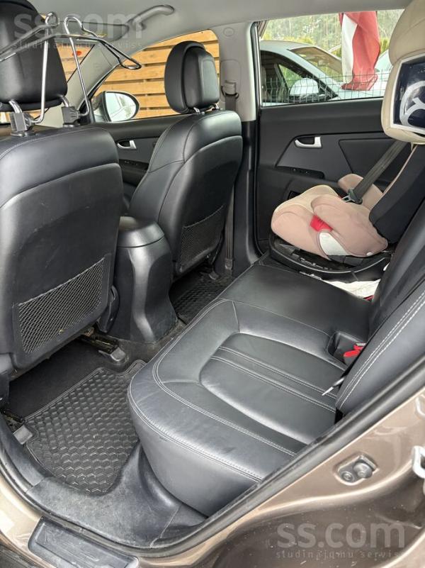 Brown Kia Sportage 2015 in Riga, with an engine capacity of 2.00 L and mileage of 192 thousand km for 8800 €, photo 5 on AUTOMOTO.COM.LV