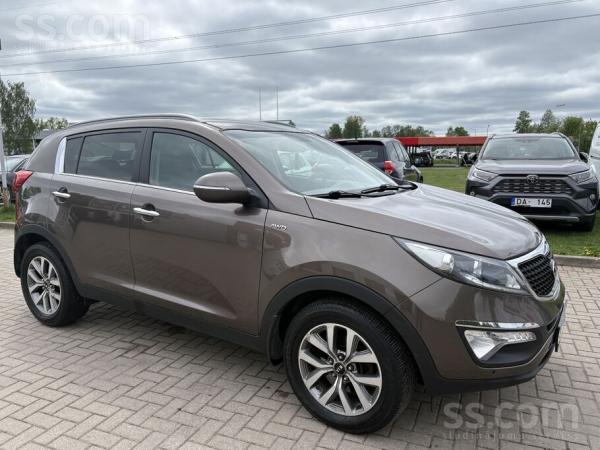 Brown Kia Sportage 2015 in Riga, with an engine capacity of 2.00 L and mileage of 192 thousand km for 8800 €, photo 4 on AUTOMOTO.COM.LV