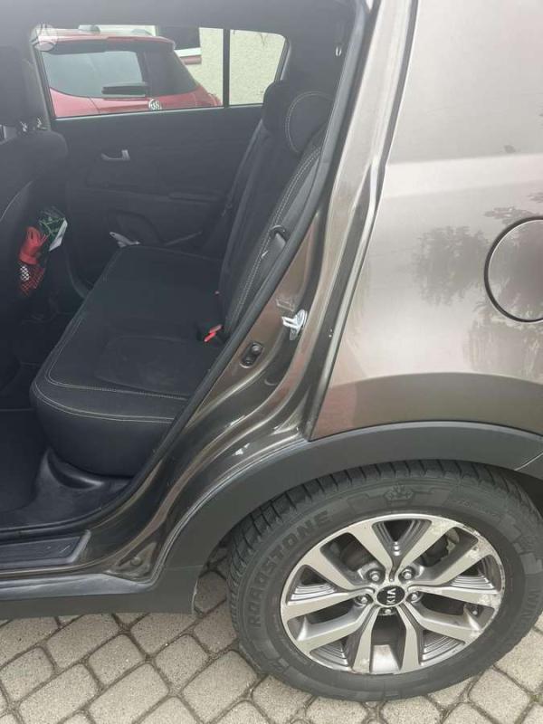 Kia Sportage 2015 in Jonava on AUTOMOTO.COM.LV Brown Kia Sportage 2015 in Jonava, with an engine capacity of 1.69 L and mileage of 192 thousand km for 7000 €, photo 4 on AUTOMOTO.COM.LV