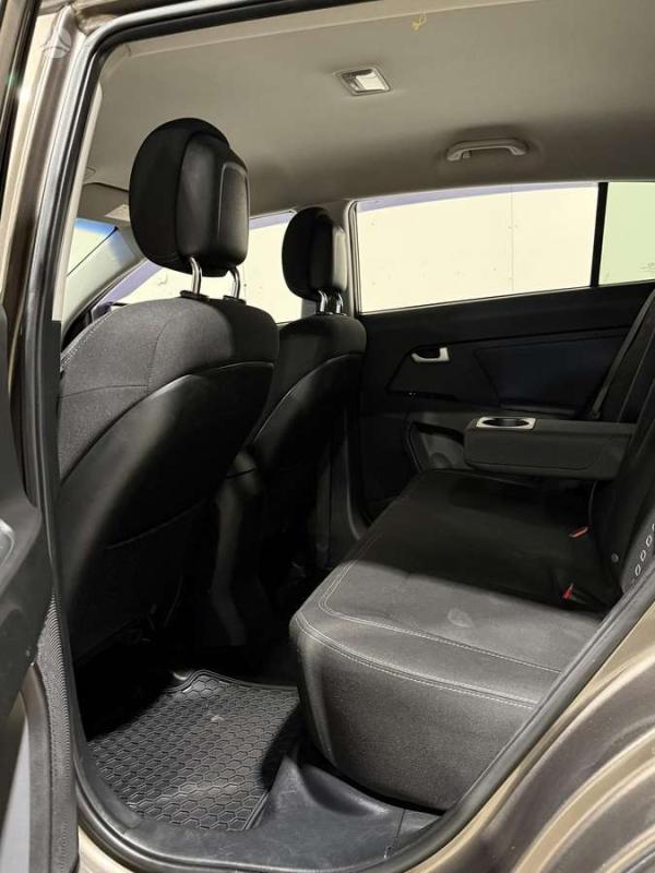 Brown Kia Sportage 2015 in Klaipeda, with an engine capacity of 2.00 L and mileage of 192 thousand km for 5999 €, photo 10 on AUTOMOTO.COM.LV