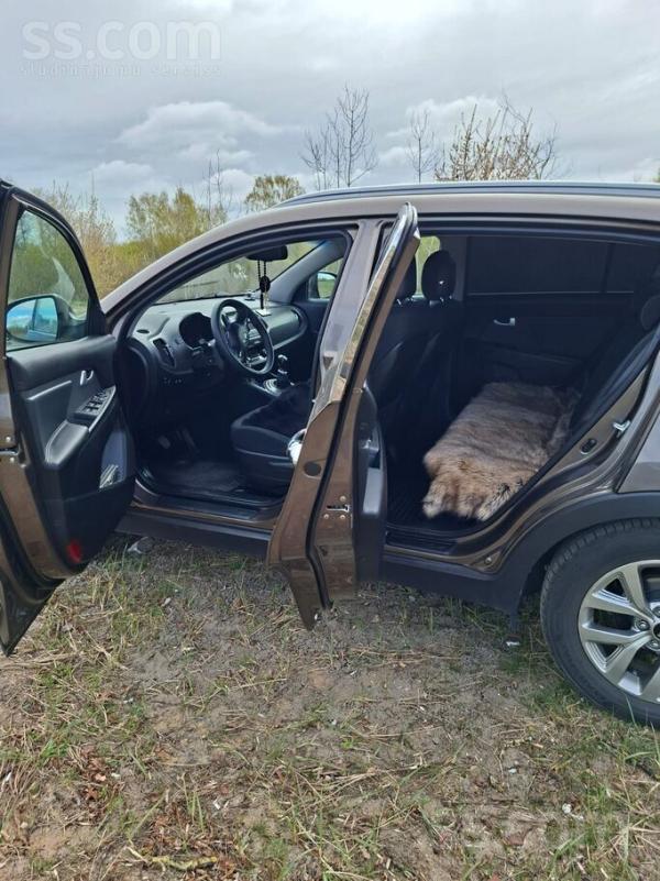 Brown Kia Sportage 2015 in Daugavpils, with an engine capacity of 1.70 L and mileage of 202 thousand km for 7800 €, photo 4 on AUTOMOTO.COM.LV