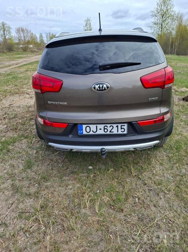 Brown Kia Sportage 2015 in Daugavpils, with an engine capacity of 1.70 L and mileage of 202 thousand km for 7800 €, photo 7 on AUTOMOTO.COM.LV