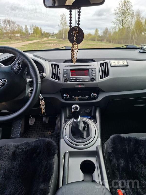 Brown Kia Sportage 2015 in Daugavpils, with an engine capacity of 1.70 L and mileage of 202 thousand km for 7800 €, photo 8 on AUTOMOTO.COM.LV