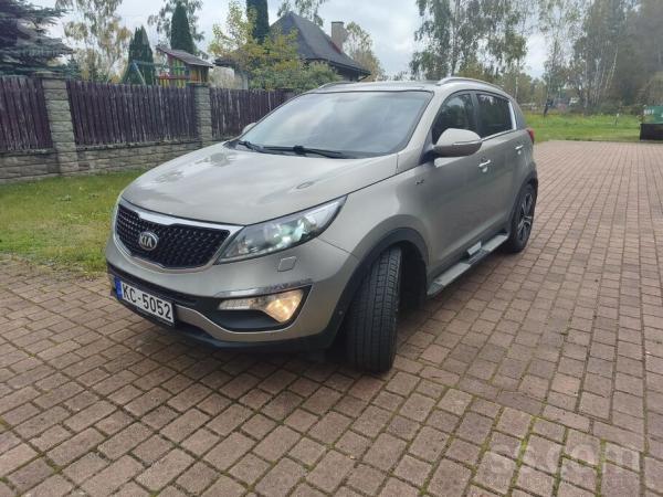 Brown Kia Sportage 2015 in Riga, with an engine capacity of 2.00 L and mileage of 306 thousand km for 7000 €, photo 3 on AUTOMOTO.COM.LV