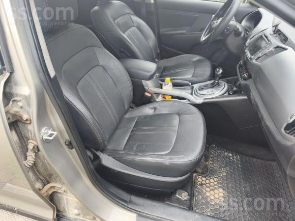 Brown Kia Sportage 2015 in Riga, with an engine capacity of 2.00 L and mileage of 306 thousand km for 7000 €, photo 6 on AUTOMOTO.COM.LV