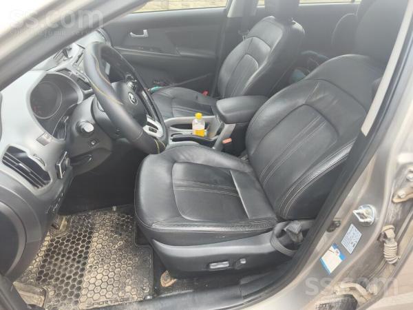 Brown Kia Sportage 2015 in Riga, with an engine capacity of 2.00 L and mileage of 306 thousand km for 7000 €, photo 7 on AUTOMOTO.COM.LV