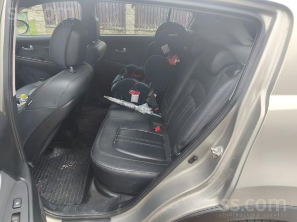 Brown Kia Sportage 2015 in Riga, with an engine capacity of 2.00 L and mileage of 306 thousand km for 7000 €, photo 11 on AUTOMOTO.COM.LV