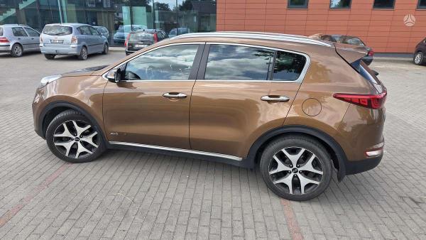 Brown Kia Sportage 2016 in Utena, with an engine capacity of 2.00 L and mileage of 184 thousand km for 11950 €, photo 3 on AUTOMOTO.COM.LV