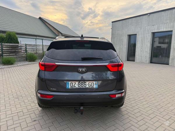 Brown Kia Sportage 2016 in Kaunas, with an engine capacity of 1.70 L and mileage of 236 thousand km for 10500 €, photo 8 on AUTOMOTO.COM.LV