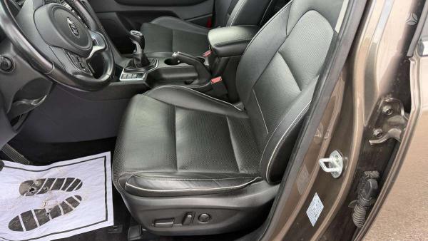 Brown Kia Sportage 2017 in Alytus, with an engine capacity of 1.69 L and mileage of 170 thousand km for 13600 €, photo 10 on AUTOMOTO.COM.LV