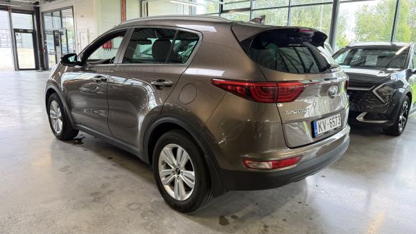 Kia Sportage 2017 in Riga on AUTOMOTO.COM.LV Brown Kia Sportage 2017 in Riga, with an engine capacity of 1.70 L and mileage of 149 thousand km for 9900 €, photo 3 on AUTOMOTO.COM.LV