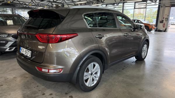 Kia Sportage 2017 in Riga on AUTOMOTO.COM.LV Brown Kia Sportage 2017 in Riga, with an engine capacity of 1.70 L and mileage of 149 thousand km for 9900 €, photo 5 on AUTOMOTO.COM.LV