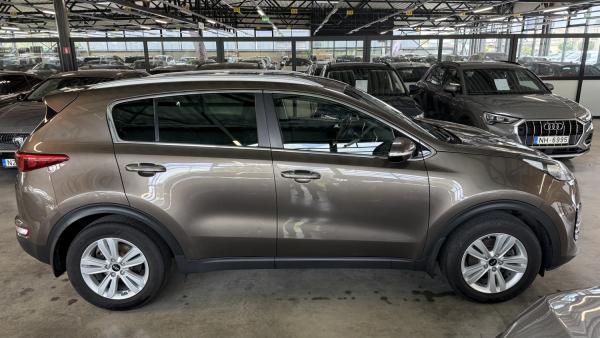 Kia Sportage 2017 in Riga on AUTOMOTO.COM.LV Brown Kia Sportage 2017 in Riga, with an engine capacity of 1.70 L and mileage of 149 thousand km for 9900 €, photo 6 on AUTOMOTO.COM.LV