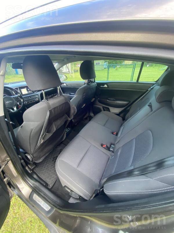 Brown Kia Sportage 2018 in Cesis, with an engine capacity of 1.70 L and mileage of 187 thousand km for 14500 €, photo 8 on AUTOMOTO.COM.LV