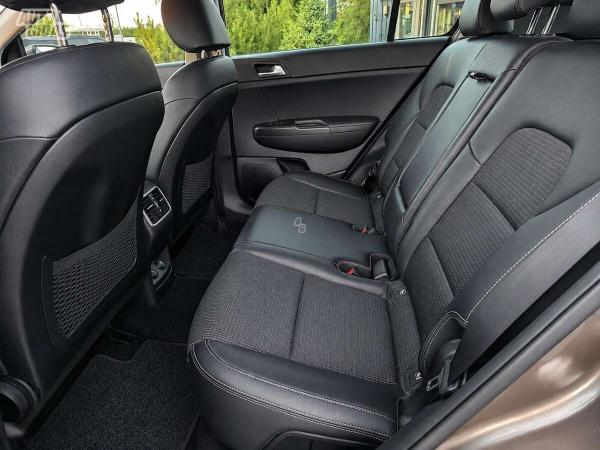 Brown Kia Sportage 2018 in Pakruojis, with an engine capacity of 1.70 L and mileage of 321 thousand km for 9100 €, photo 8 on AUTOMOTO.COM.LV