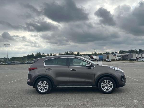 Kia Sportage 2018 in Vilnius on AUTOMOTO.COM.LV Brown Kia Sportage 2018 in Vilnius, with an engine capacity of 1.59 L and mileage of 130 thousand km for 13900 €, photo 8 on AUTOMOTO.COM.LV