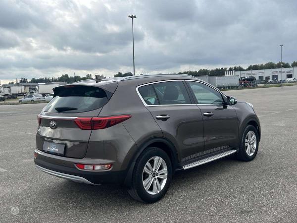 Kia Sportage 2018 in Vilnius on AUTOMOTO.COM.LV Brown Kia Sportage 2018 in Vilnius, with an engine capacity of 1.59 L and mileage of 130 thousand km for 13900 €, photo 9 on AUTOMOTO.COM.LV