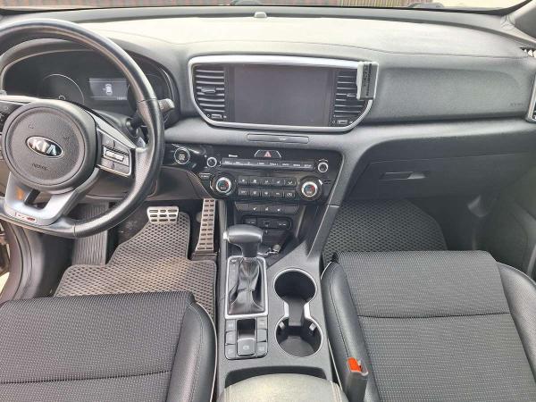 Brown Kia Sportage 2020 in Kretinga, with an engine capacity of 1.60 L and mileage of 106 thousand km for 20500 €, photo 8 on AUTOMOTO.COM.LV
