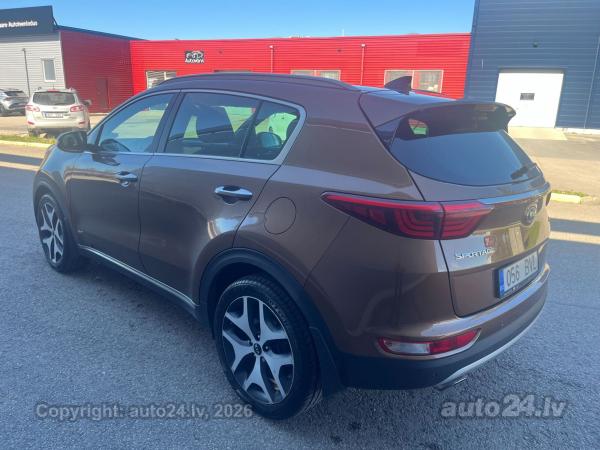 Brown Kia Sportage 2017 in Kuressaare, with an engine capacity of 1.60 L and mileage of 202 thousand km for 11000 €, photo 4 on AUTOMOTO.COM.LV