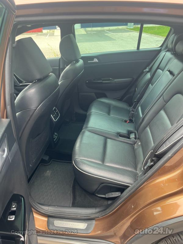 Brown Kia Sportage 2017 in Kuressaare, with an engine capacity of 1.60 L and mileage of 202 thousand km for 11000 €, photo 10 on AUTOMOTO.COM.LV