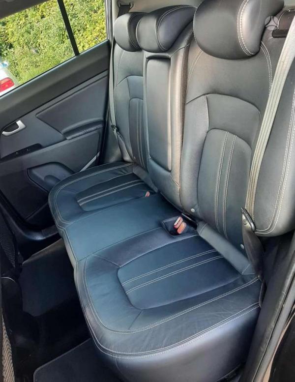 Kia Sportage 2013 in Marijampole, with an engine capacity of 2.00 L and mileage of 298 thousand km for 7900 €, photo 10 on AUTOMOTO.COM.LV