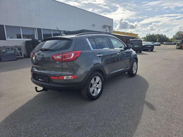 Kia Sportage 2012 in Ukmerge on AUTOMOTO.COM.LV Green Kia Sportage 2012 in Ukmerge, with an engine capacity of 1.69 L and mileage of 230 thousand km for 6150 β¬, photo 4 on AUTOMOTO.COM.LV
