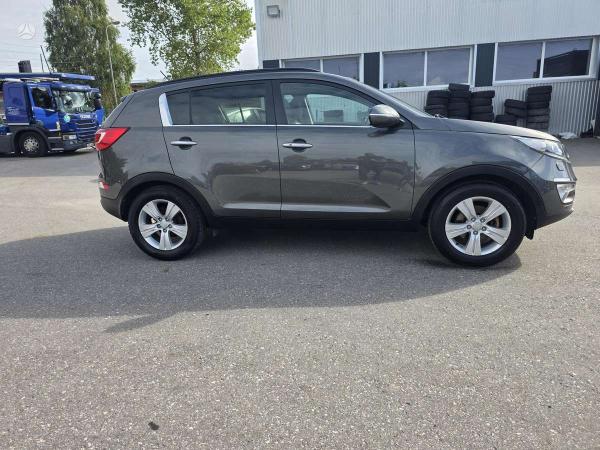 Kia Sportage 2012 in Ukmerge on AUTOMOTO.COM.LV Green Kia Sportage 2012 in Ukmerge, with an engine capacity of 1.69 L and mileage of 230 thousand km for 6150 β¬, photo 5 on AUTOMOTO.COM.LV