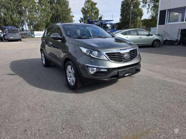 Kia Sportage 2012 in Ukmerge on AUTOMOTO.COM.LV Green Kia Sportage 2012 in Ukmerge, with an engine capacity of 1.69 L and mileage of 230 thousand km for 6150 β¬, photo 6 on AUTOMOTO.COM.LV