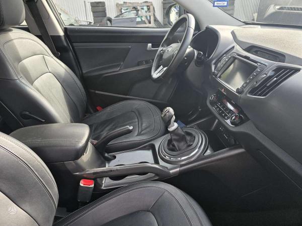 Kia Sportage 2012 in Ukmerge on AUTOMOTO.COM.LV Green Kia Sportage 2012 in Ukmerge, with an engine capacity of 1.69 L and mileage of 230 thousand km for 6150 β¬, photo 10 on AUTOMOTO.COM.LV
