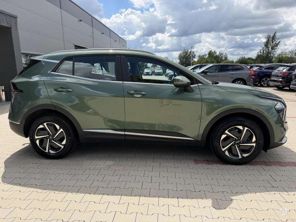 Green Kia Sportage 2022 in Siauliai, with an engine capacity of 1.60 L and mileage of 175 thousand km for 19990 €, photo 3 on AUTOMOTO.COM.LV