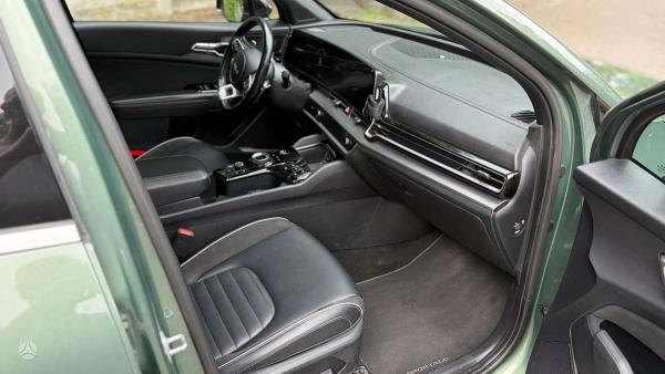 Green Kia Sportage 2022 in Alytus, with an engine capacity of 1.60 L and mileage of 110 thousand km for 24400 €, photo 5 on AUTOMOTO.COM.LV
