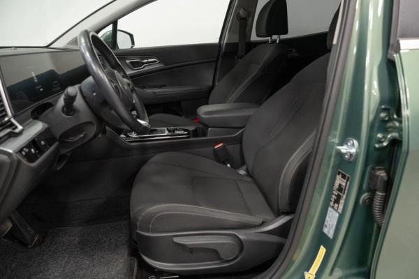 Green Kia Sportage 2023 in Vilnius, with an engine capacity of 1.60 L and mileage of 27 thousand km for 25500 €, photo 5 on AUTOMOTO.COM.LV