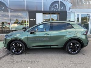 Kia Sportage 2025 in Tallinn on AUTOMOTO.COM.LV Green Kia Sportage 2025 in Tallinn, with an engine capacity of 1.60 L and mileage of 7 thousand km for 43490 €, photo 1 on AUTOMOTO.COM.LV