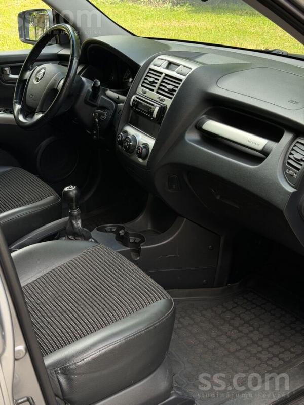 Grey Kia Sportage 2006 in Riga, with an engine capacity of 2.00 L and mileage of 111 thousand km for 3480 €, photo 8 on AUTOMOTO.COM.LV