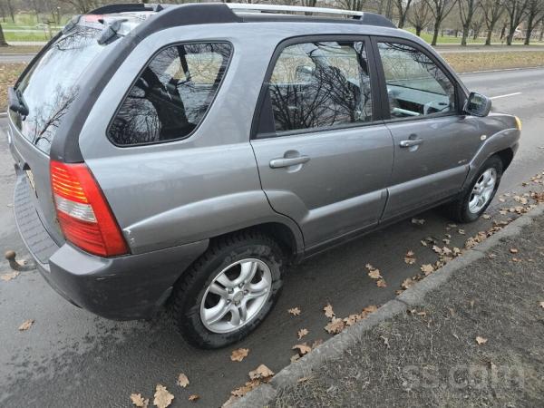 Grey Kia Sportage 2007 in Aizkraukle, with an engine capacity of 2.00 L and mileage of 267 thousand km for 1450 €, photo 2 on AUTOMOTO.COM.LV